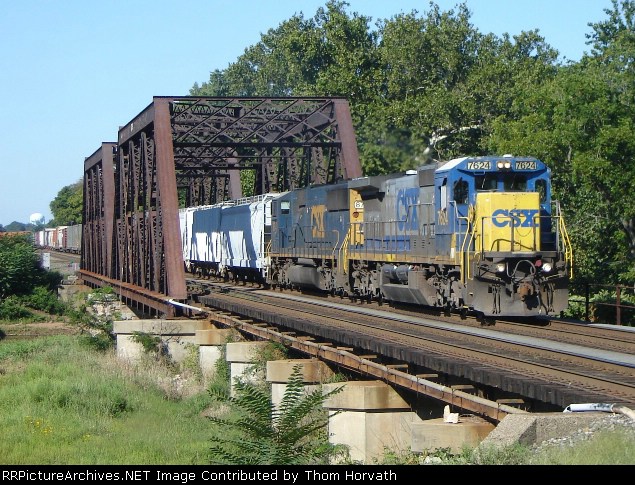 CSX Q300 rolls east over the Raritan River